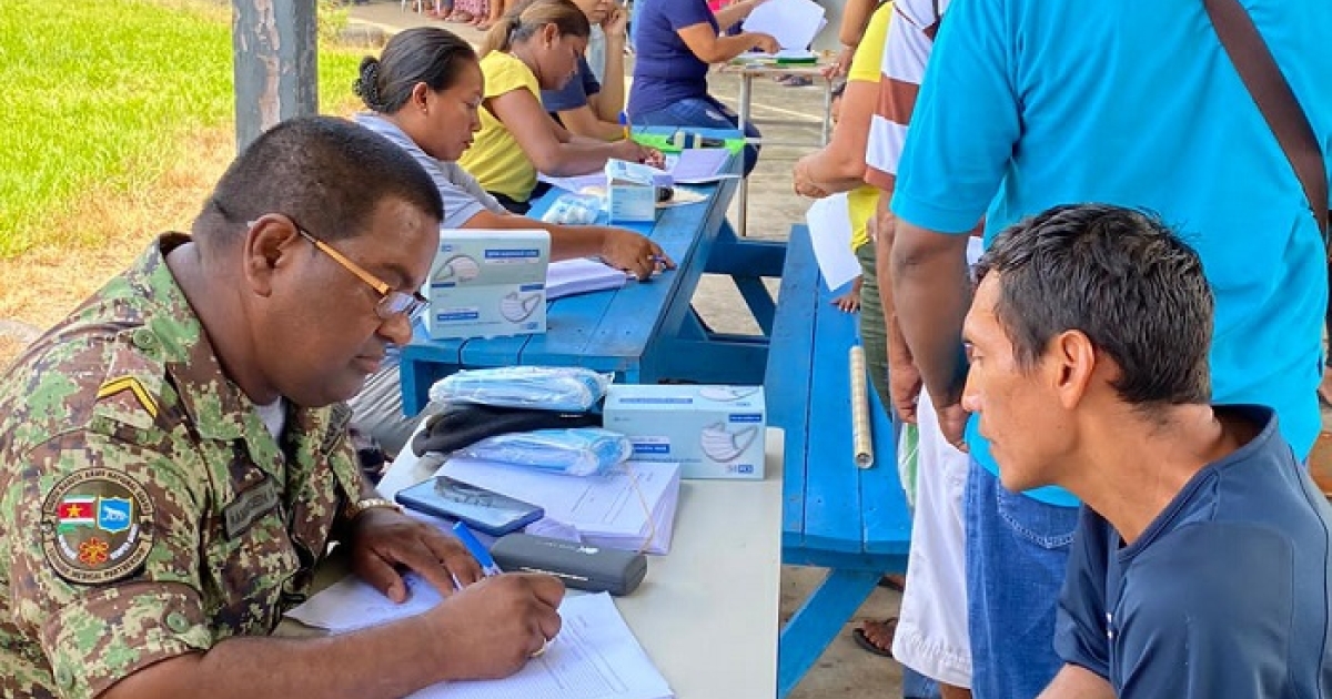 US SOUTHCOM DONEERT MEDISCHE EN SCHOOLBENODIGDHEDEN AAN APOERA ...